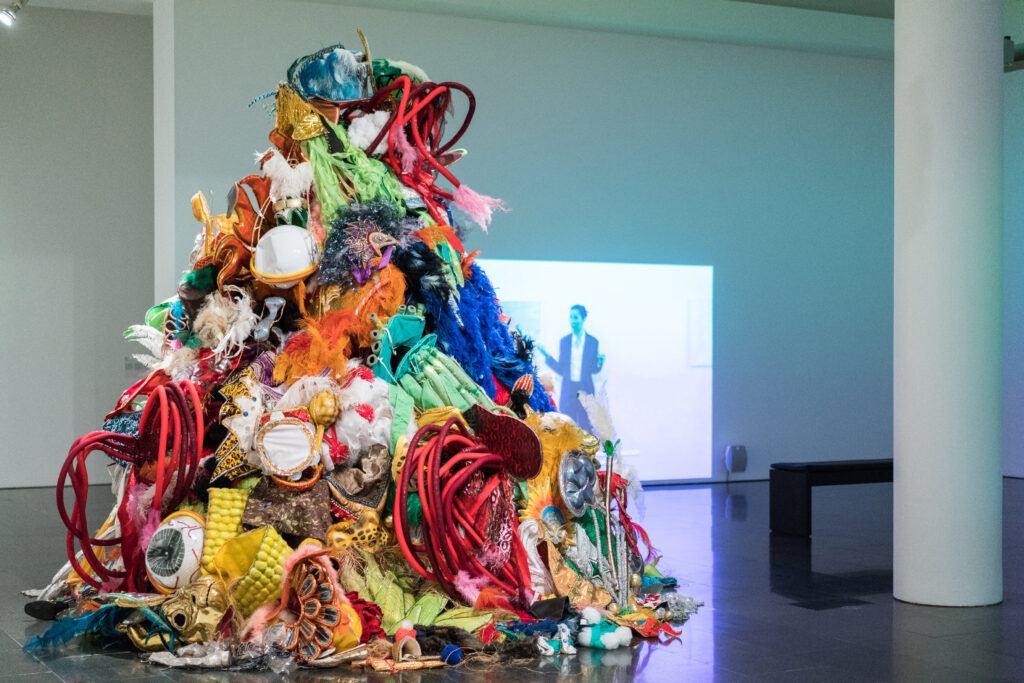 Andrea Fraser. L’1%, c’est moi | Exposición | MACBA Museo de Arte ...