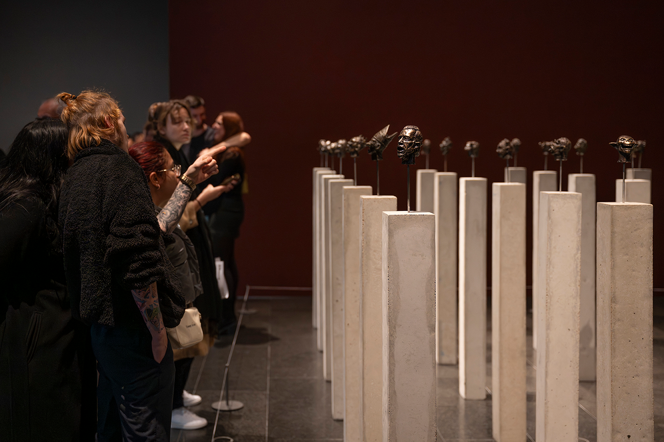 Carlos Motta. Plegarias de resistencia | Exposición | MACBA Museo de ...